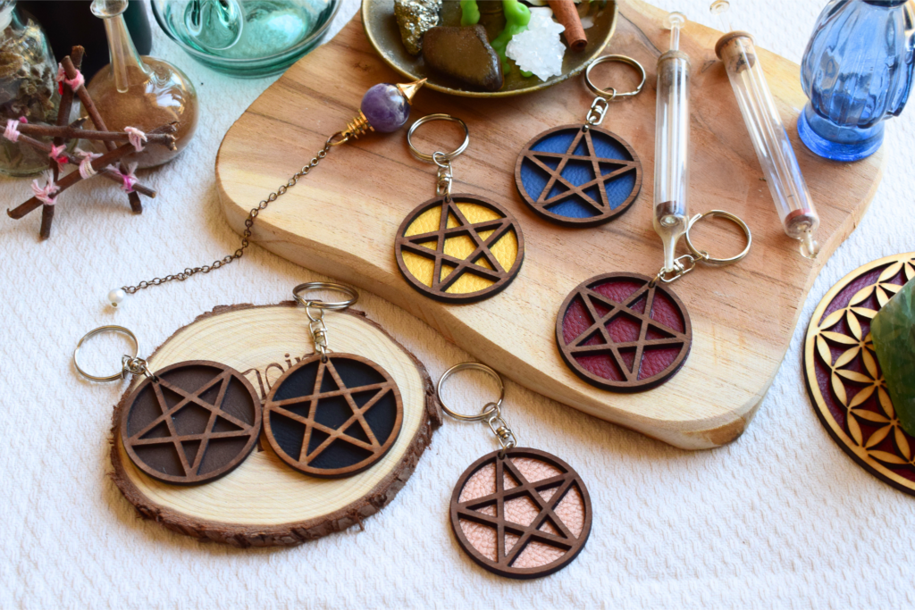 Pentacle de protection en bois – Emporte la magie avec toi